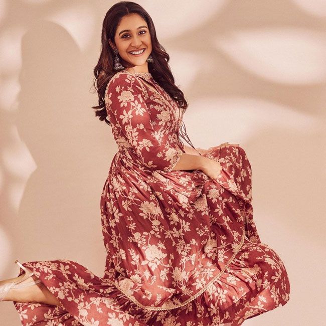 Delightful Looks Of Regina Cassandra 3024